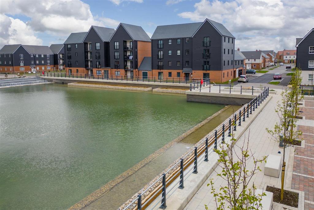 Kingsbrook Basin, Aylesbury HP22 2 bed flat for sale - £275,000