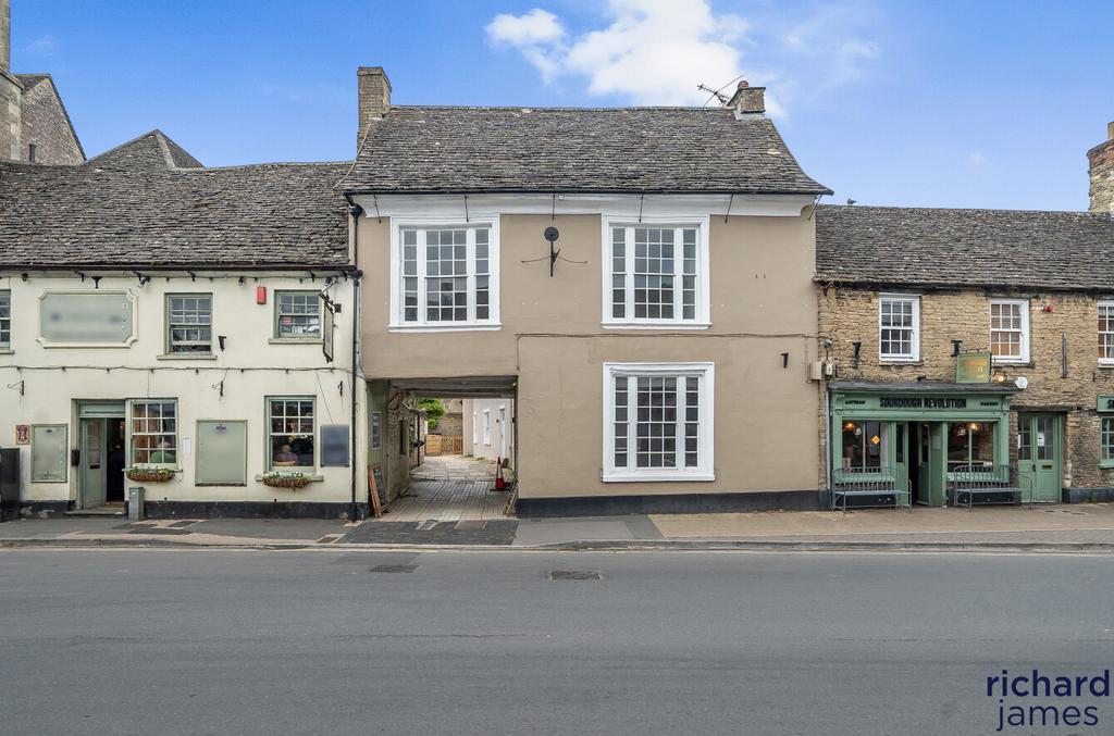 High St, Lechlade GL7 3 bed terraced house - £374,500