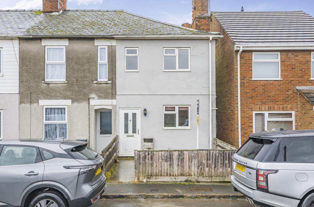 West End Road, Stratton, Swindon, SN3 2 bed end of terrace house - £200,000