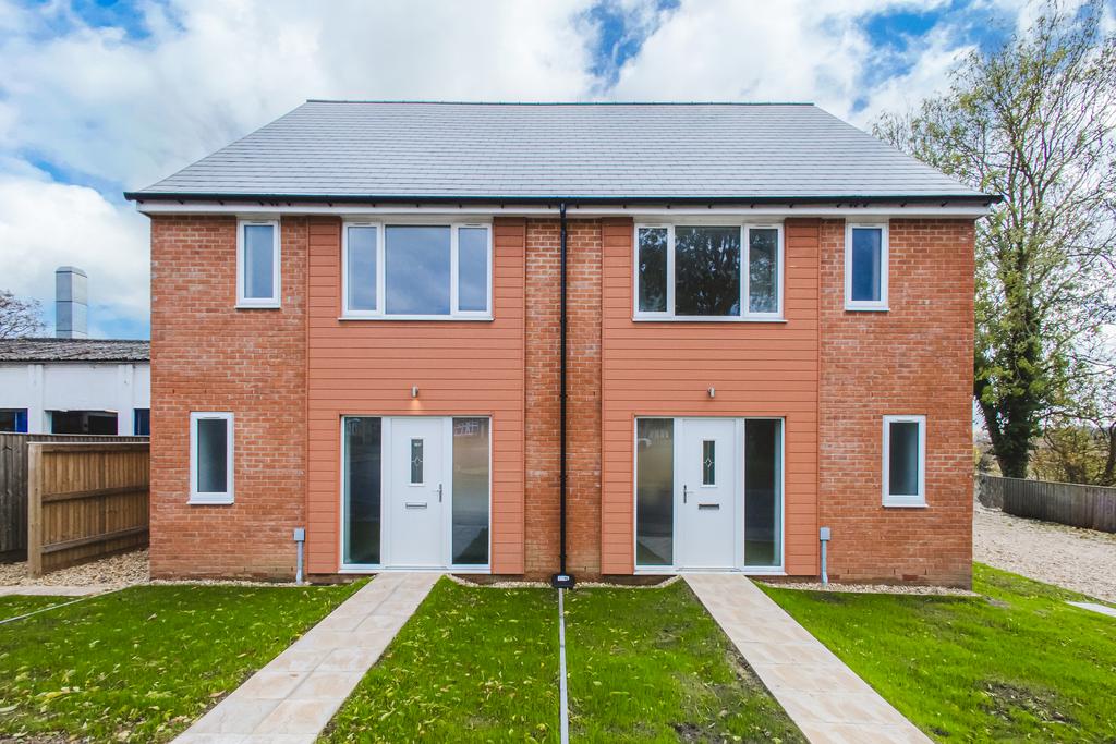 Shrivenham, Swindon SN6 3 bed semi-detached house - £375,000