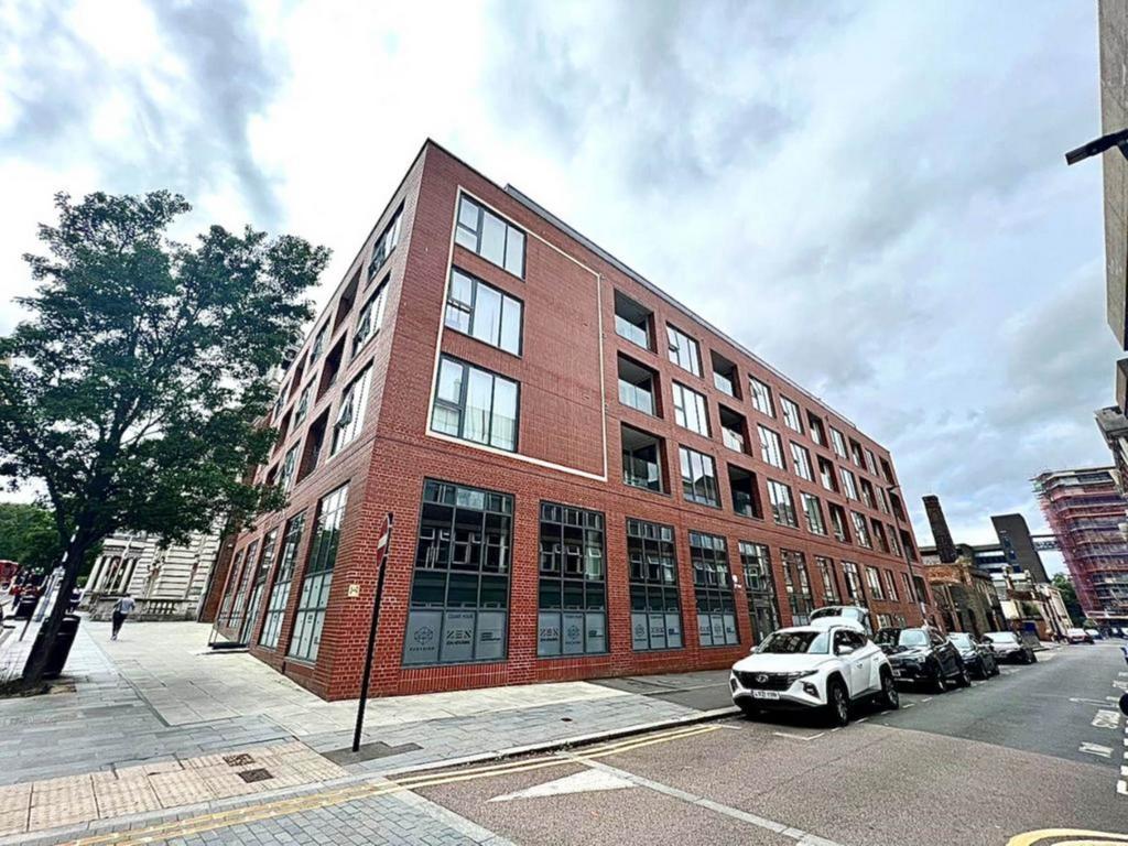 Wellington Street, Woolwich, SE18 6PE 2 bed apartment for sale - £380,000