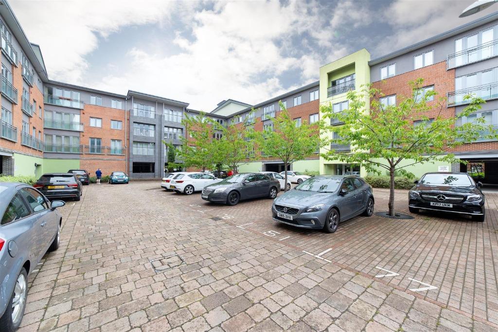 Colombo Square, Worsdell Drive... 2 bed flat - £1,020 pcm (£235 pw)