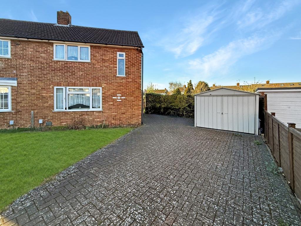 The Retreat, Dunstable LU5 3 bed semi-detached house for sale - £325,000