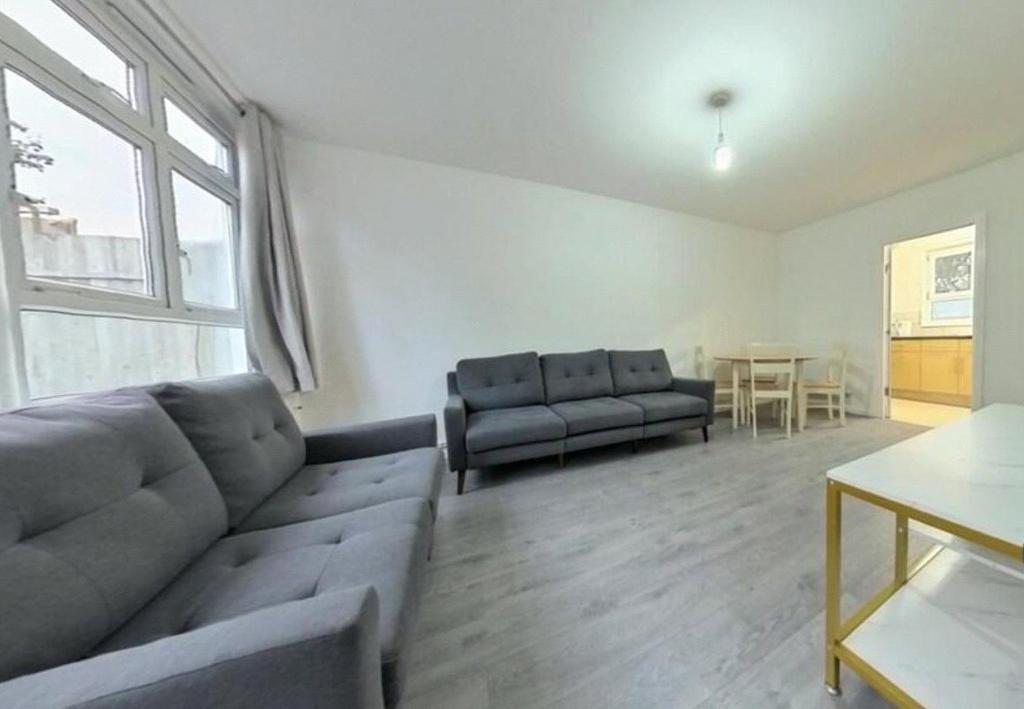 Clemence Street, London, E14 2 bed apartment - £2,500 pcm (£577 pw)