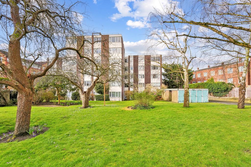 Craigside, Kingston Upon Thames KT2 2 bed apartment for sale - £375,000