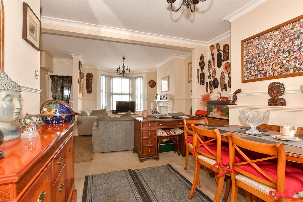 Coronation Road, Sheerness ME12 2 bed terraced house - £138,500