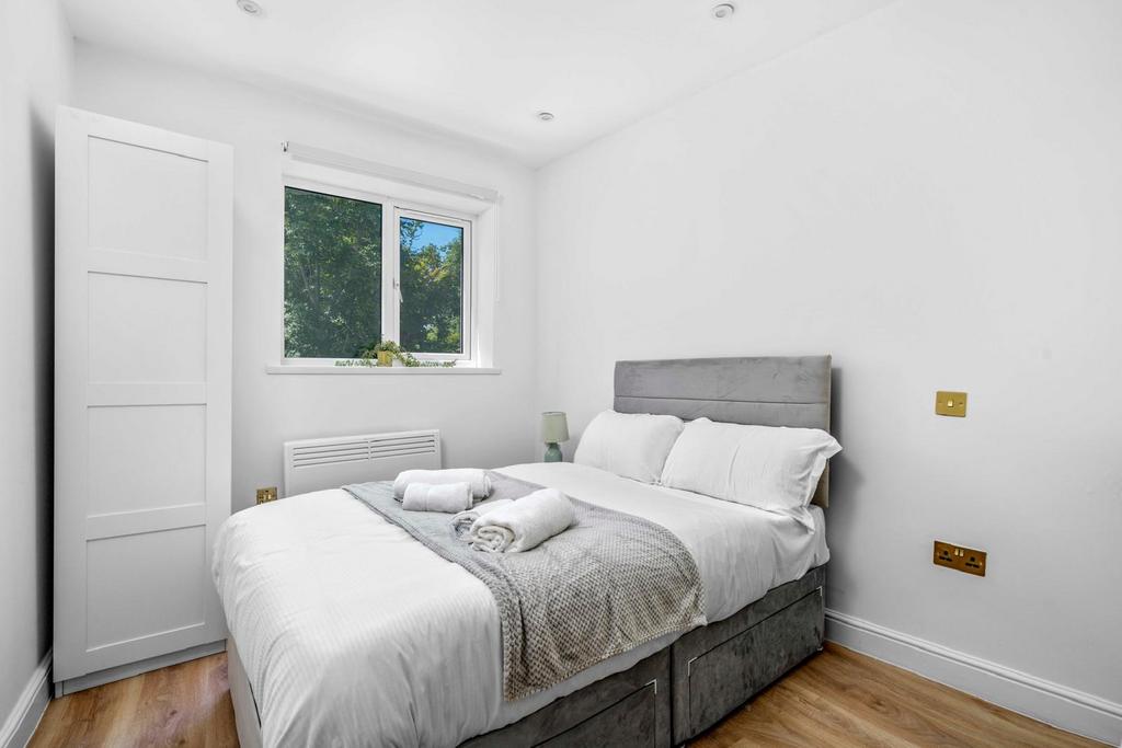 Tolcarne Drive, Pinner Studio to rent - £1,100 pcm (£254 pw)