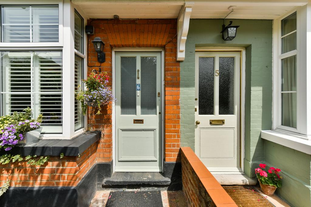 Elm Road, Claygate, KT10 2 bed end of terrace house for sale - £595,000