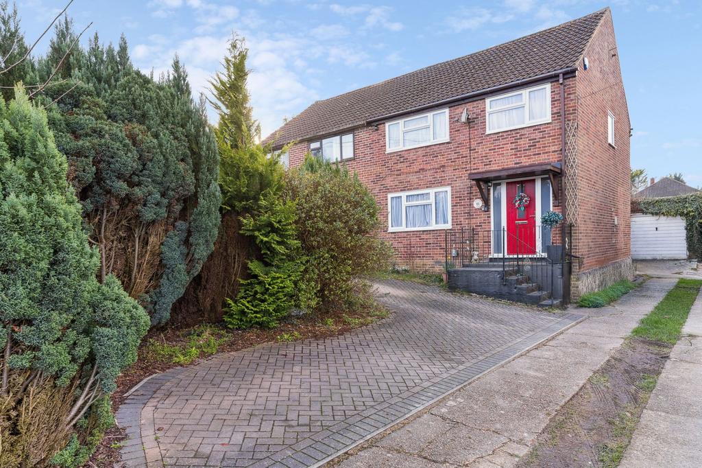 Stanton Road, Luton LU4 3 bed semi-detached house - £375,000