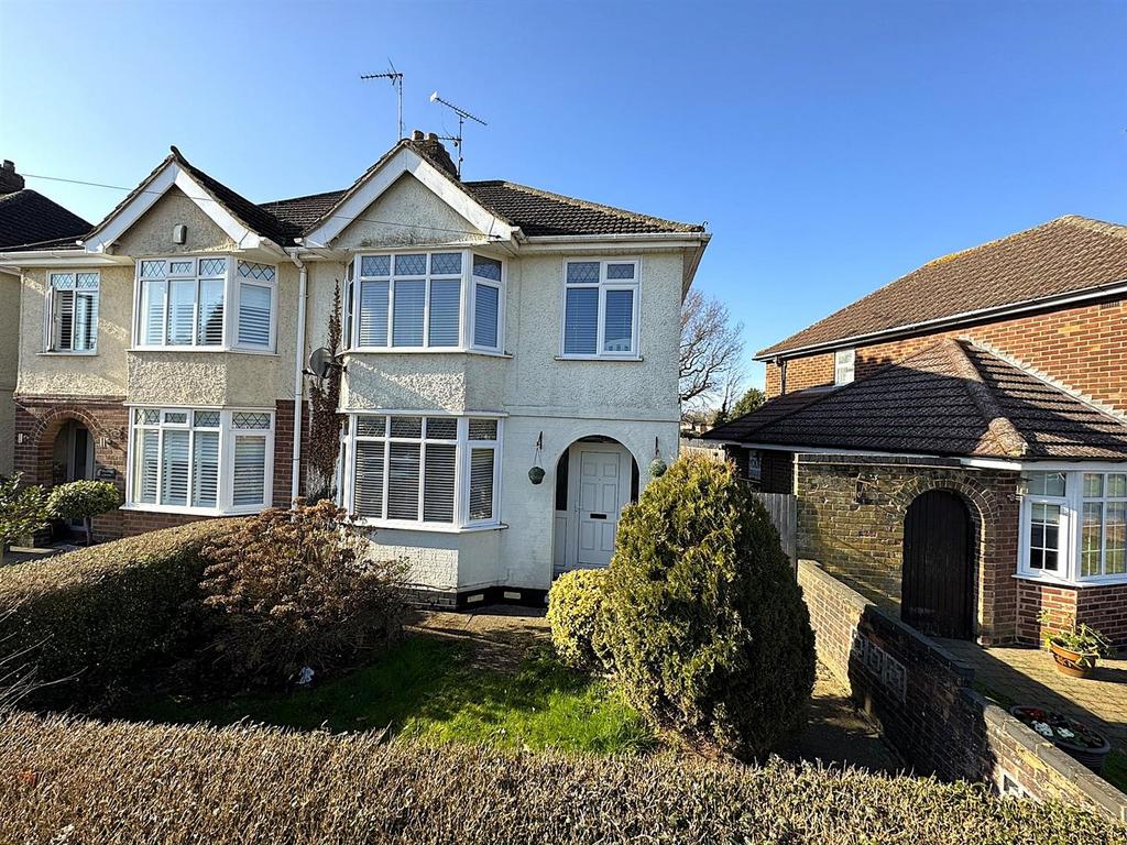 Woodlands Avenue, Corby NN17 3 bed semi-detached house - £225,000
