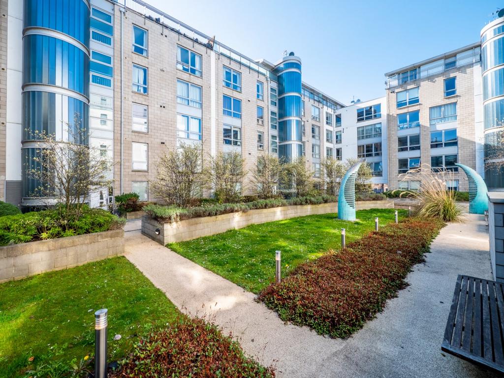 39/7 Gardner's Crescent, Edinburgh, EH3 2 bed flat for sale - £350,000