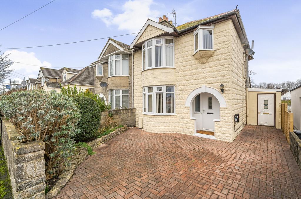 Wheeler Avenue, Upper Stratton, SN2 3 bed semi-detached house - £305,000
