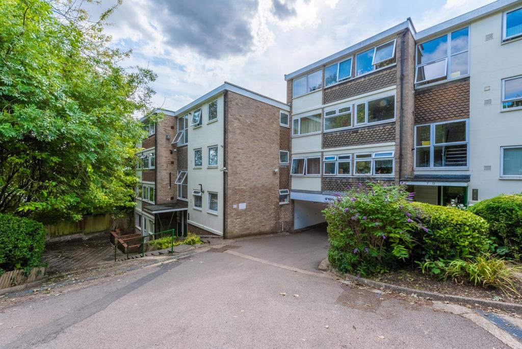 Luton LU2 2 bed flat - £155,000