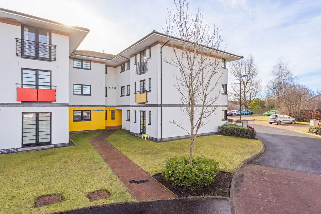 Whiteside Court, Bathgate EH48 2 bed flat for sale - £125,000