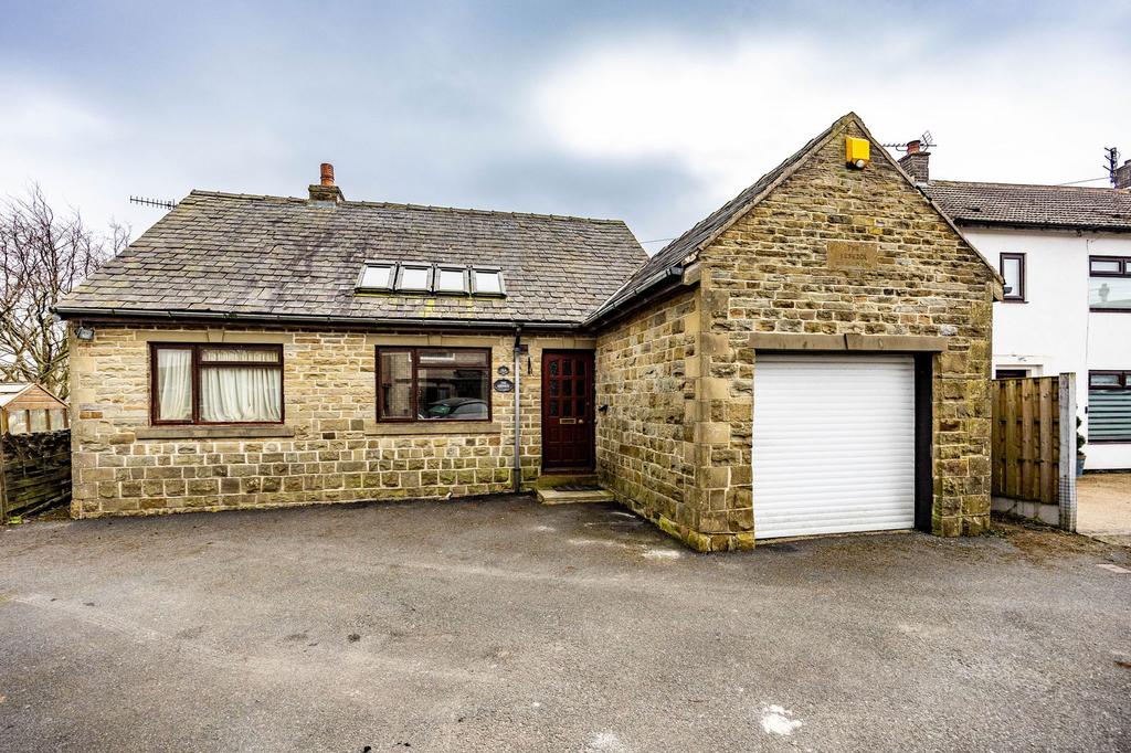 Rishworth Hall Close, Sowerby Bridge HX6 2 bed detached bungalow - £170,000