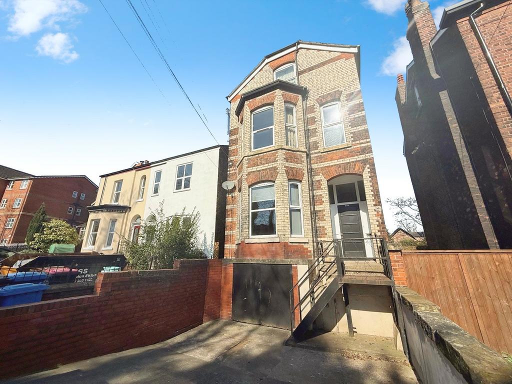 Half Edge Lane, Eccles, Manchester... 1 bed flat - £750 pcm (£173 pw)