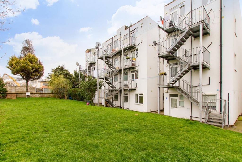 Wood Street, Walthamstow, London, E17 2 bed flat for sale - £300,000