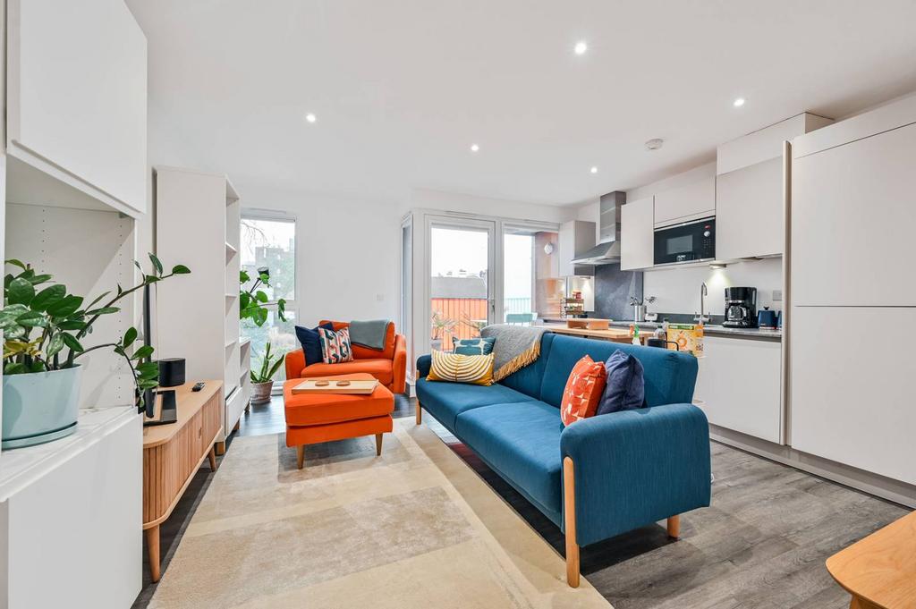 Buchanan Lodge, Streatham, London, SW16 1 bed flat - £450,000
