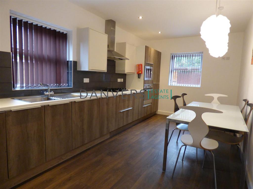 Westcotes Drive, Leicester LE3 4 bed detached house to rent - £2,340 ...