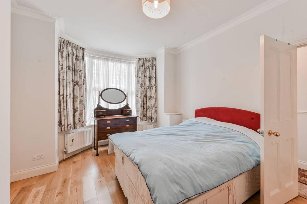 LESLIE ROAD, LONDON, N2 8BN, East... 2 bed maisonette to rent - £2,150 ...