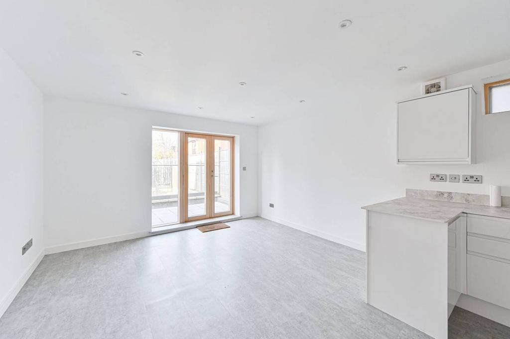 Conyers Road, Streatham, London, SW16 2 bed flat for sale - £540,000