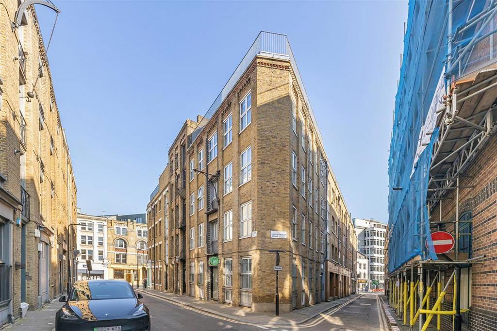 Gatesborough Street, London EC2A 2 bed flat - £2,750 pcm (£635 pw)
