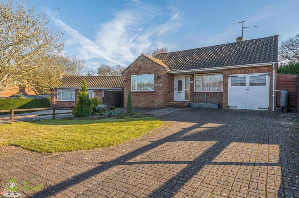 Rowan Road, Tadley RG26 2 bed detached bungalow for sale - £375,000