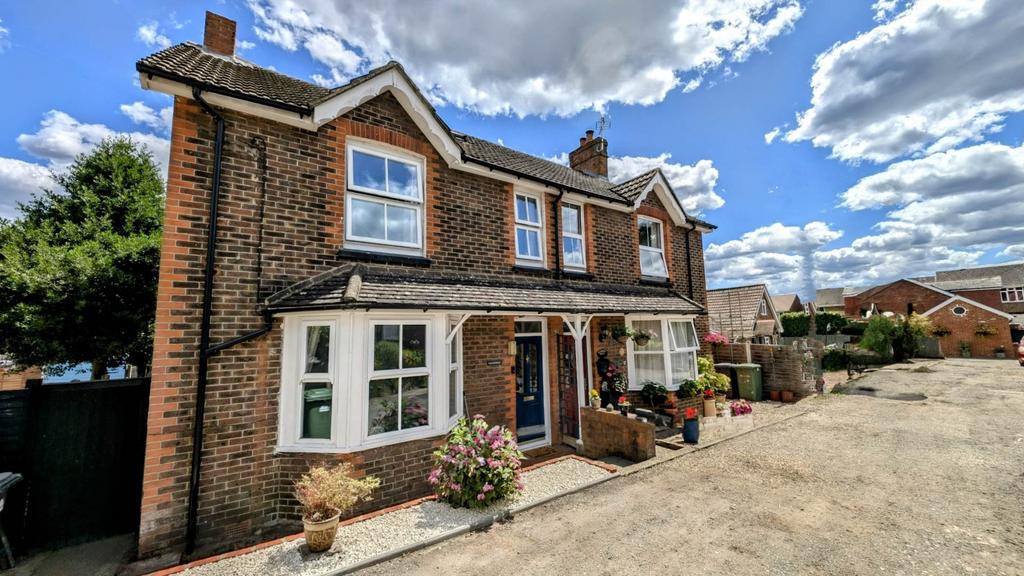 Somerset Avenue, Bordon GU35 2 bed semi-detached house - £375,000