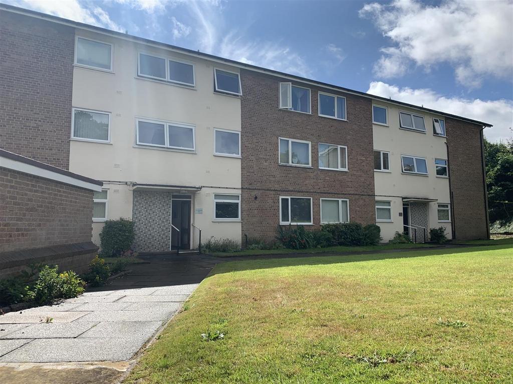 Whitehouse Court, Rectory Road... 1 bed apartment - £725 pcm (£167 pw)