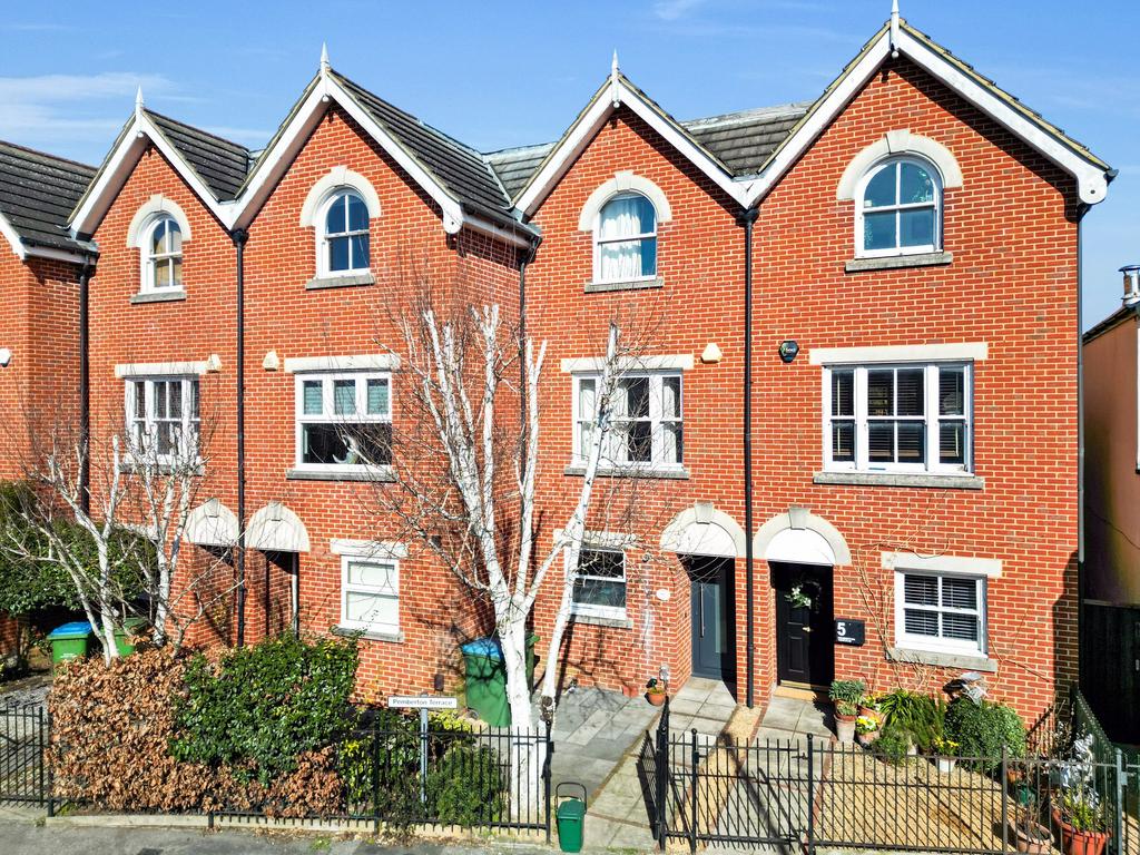 Walton Road, East Molesey, KT8 4 bed end of terrace house for sale - £ ...