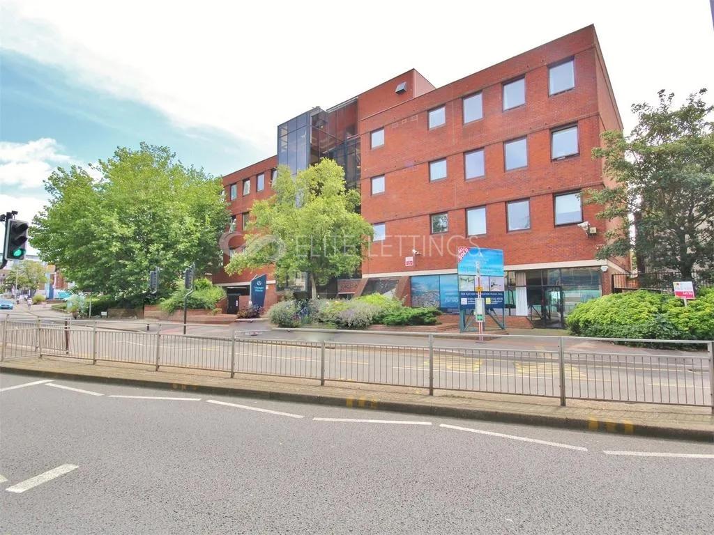 High Street North, Poole BH15 2 bed flat to rent - £1,250 pcm (£288 pw)