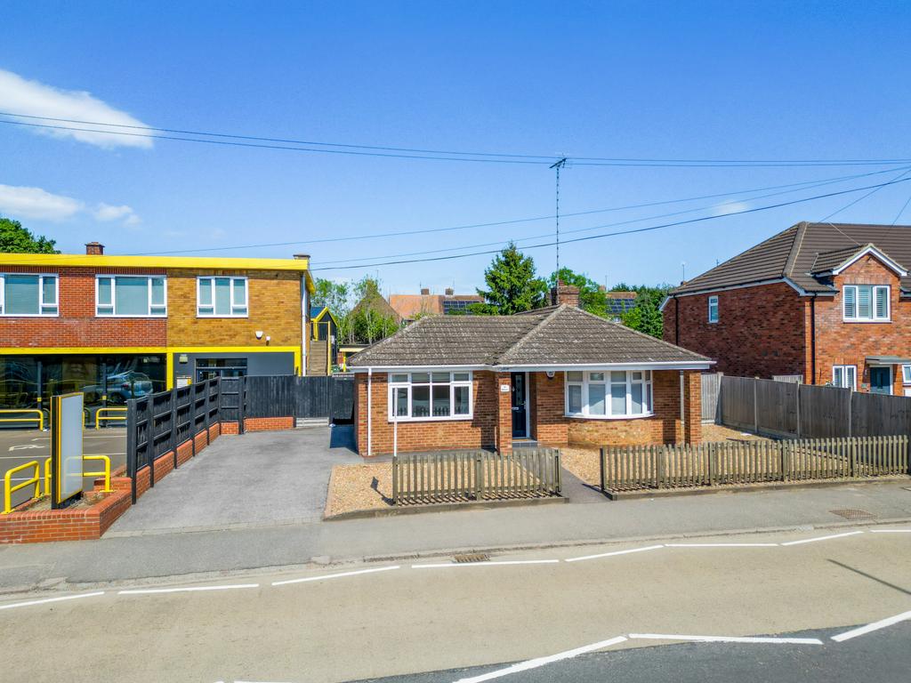 Watling Street, Hockliffe LU7 2 bed detached bungalow for sale - £325,000
