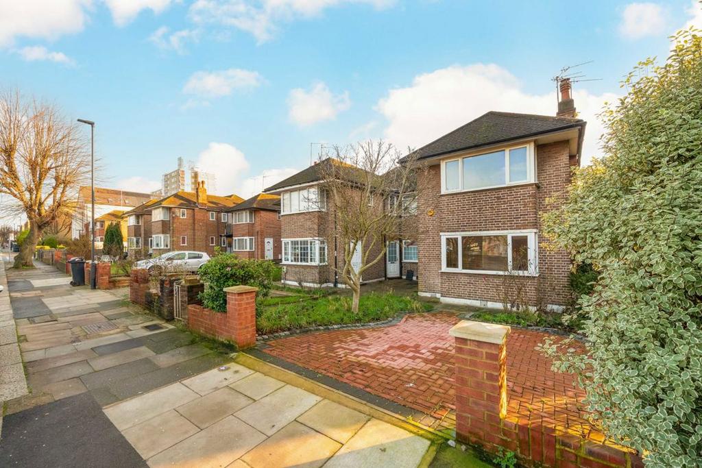 Palmers Road, London N11 2 bed flat - £1,900 pcm (£438 pw)