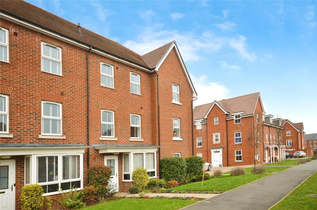 Acorn Path, Aylesbury HP22 4 bed terraced house - £425,000