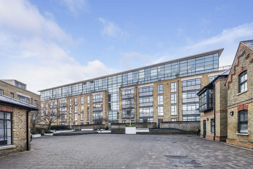 Point Wharf Lane, Brentford TW8 2 bed flat - £2,197 pcm (£507 pw)