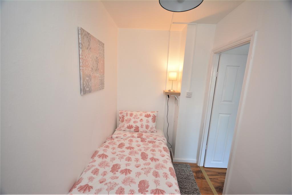 Overbury Street, London E5 2 bed flat - £2,000 pcm (£462 pw)