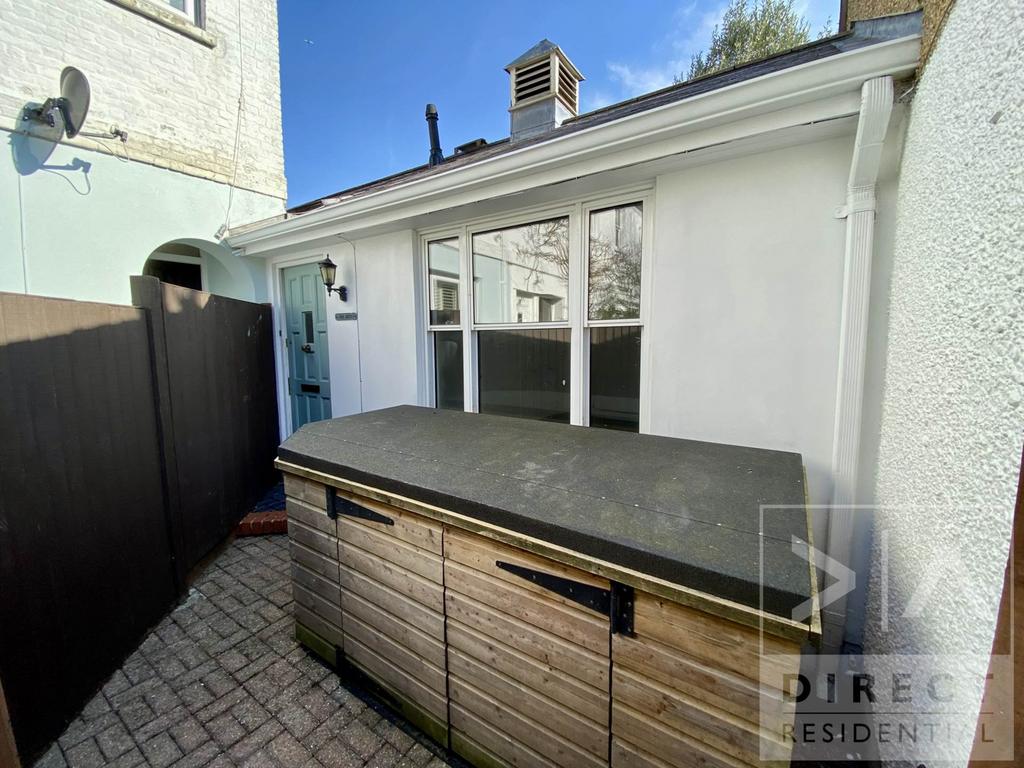 West Street, Epsom KT17 Studio to rent - £1,075 pcm (£248 pw)