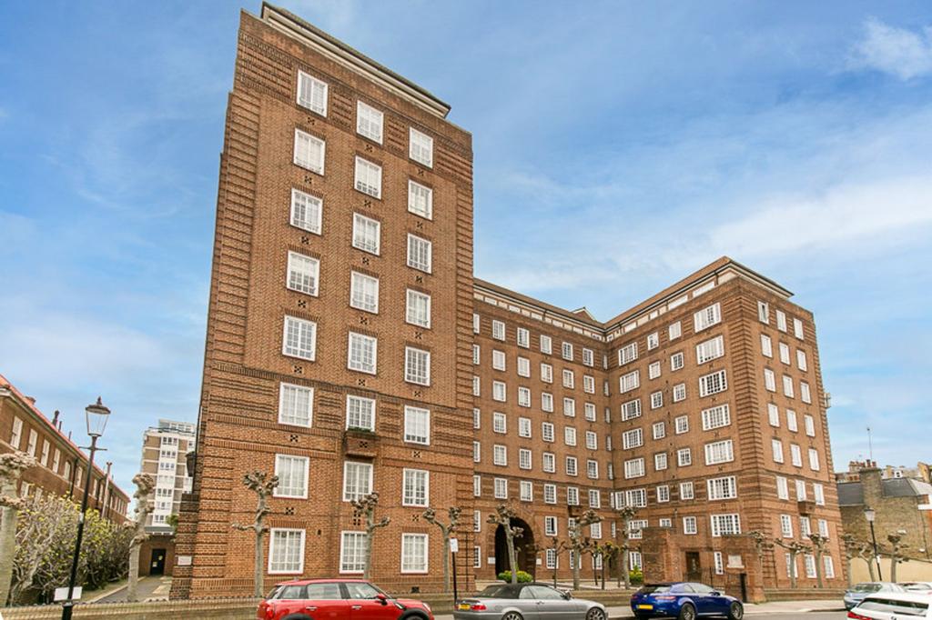 Chelsea Manor Street, Swan Court... 1 bed apartment - £2,500 pcm (£577 pw)