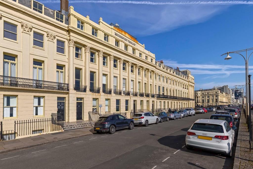 Brunswick Terrace, Hove 2 bed apartment for sale - £550,000