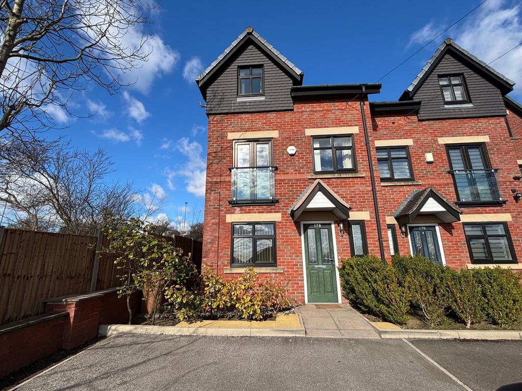 Chaddock Lane, Manchester M28 3 bed townhouse to rent - £1,450 pcm (£ ...