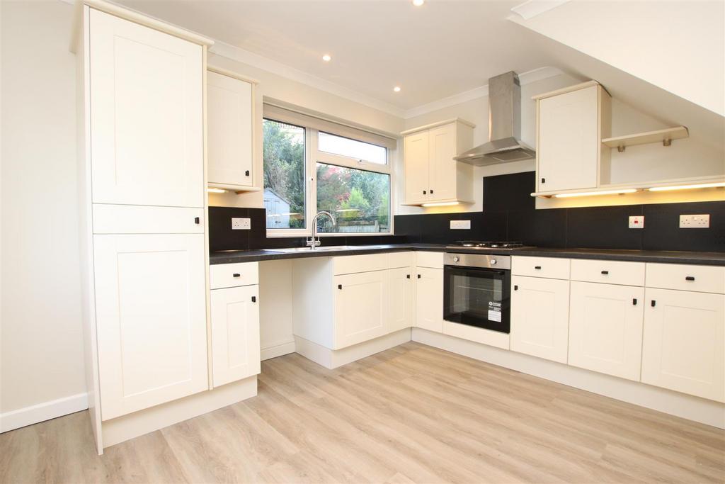 Bay Tree Road, Bath BA1 3 bed house - £1,750 pcm (£404 pw)