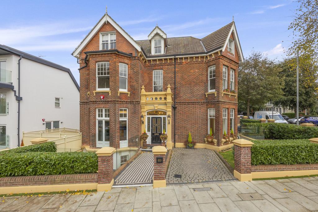 69a Wilbury Villas, Hove 2 bed apartment - £2,000 pcm (£462 pw)