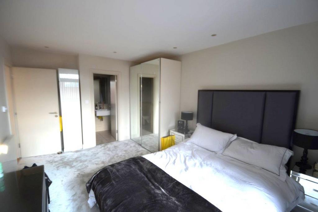 73 Crouch Hall Road, London N8 2 bed flat - £2,250 pcm (£519 pw)