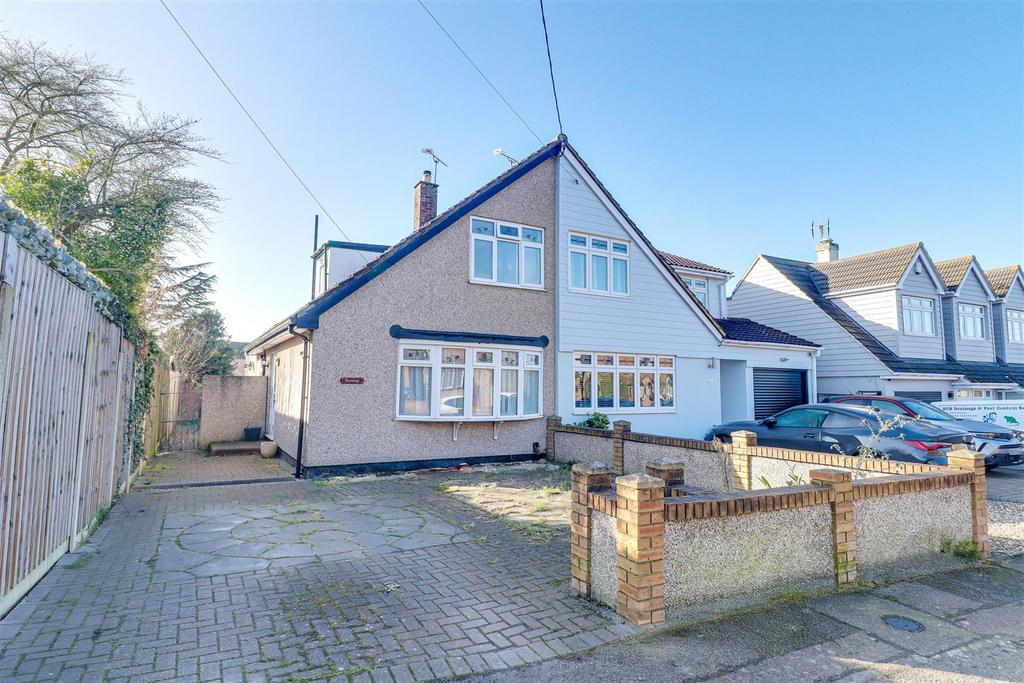 Villa Road, Benfleet SS7 4 bed semi-detached house - £400,000