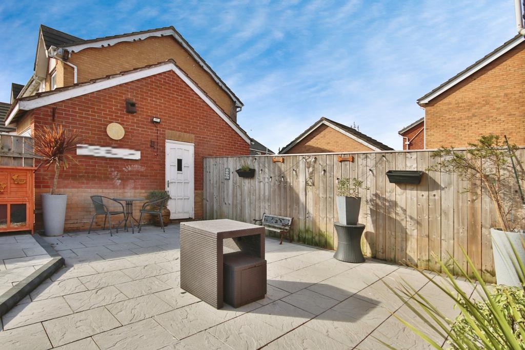 Foxglove Close, Kingswood, Hull, HU7 3HD 2 bed semi-detached house - £ ...