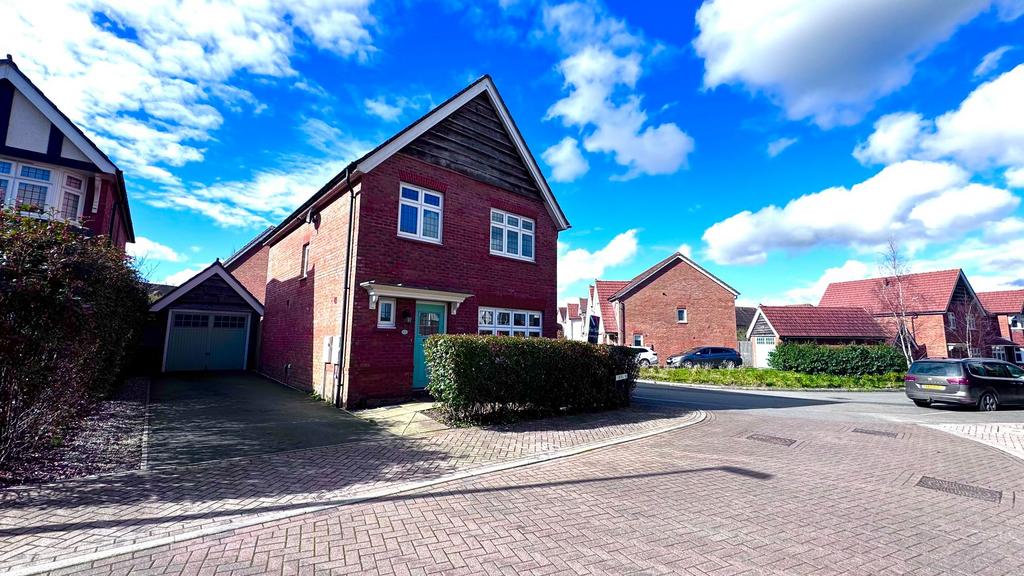 Camomile Way, Newton Abbot, TQ12 3 bed detached house - £365,000