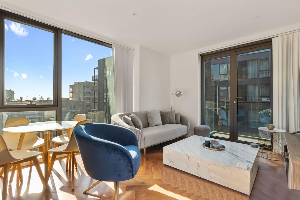 New Union Square, London SW11 2 bed flat - £900,000