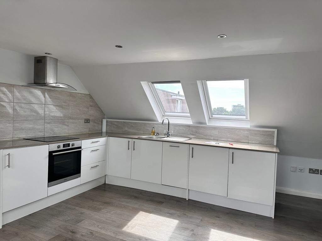 North Road, Southall UB1 2 bed flat - £1,450 pcm (£335 pw)
