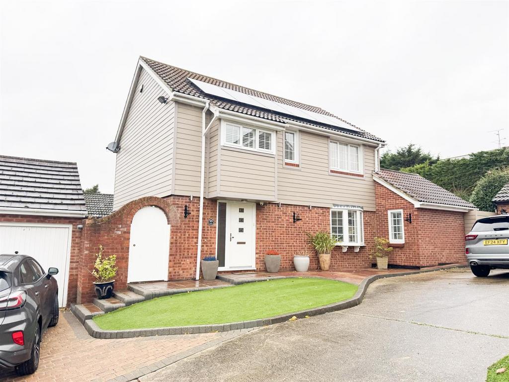 Brackendale Avenue, Basildon SS13 4 bed house to rent - £2,500 pcm (£ ...