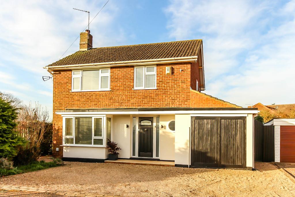 Cedar Way, Wellingborough NN8 3 bed detached house - £337,000